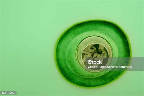 해피 세인트 패트릭의 날 개념 녹색 맥주 한 잔 녹색 배경에 파티 안경과 모자 인사말 카드 공간을 복사합니다 맨 위 보기입니다 St Patricks Day에 대한 스톡