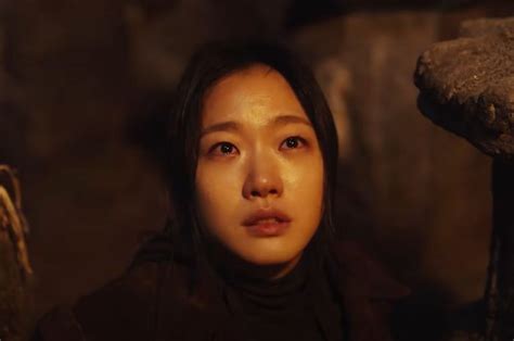 Sinopsis Film Exhuma Kim Go Eun Jadi Karakter Perempuan Pengusir Setan Parapuan