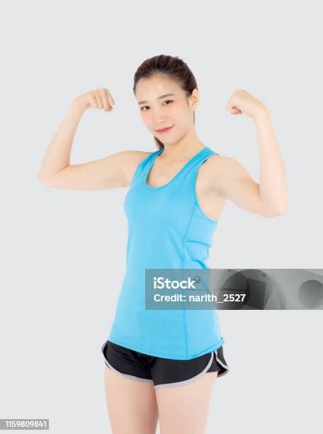 아름다운 초상화 젊은 아시아 여성은 스포츠 옷을 입고 건강과 강한 근육을 가지고 여자는 흰색 배경 강도와 맞는 개념에 고립 된 웰빙을위한 운동과 운동을 가진 이두근을 보여