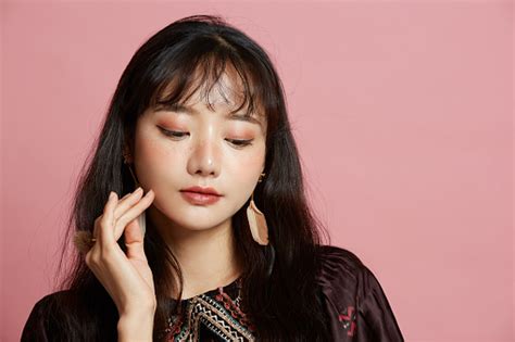 분홍색 배경에 주근깨 메이크업을 한 젊은 여성의 초상화 여자에 대한 스톡 사진 및 기타 이미지 여자 일본 민족 유색 배경 Istock