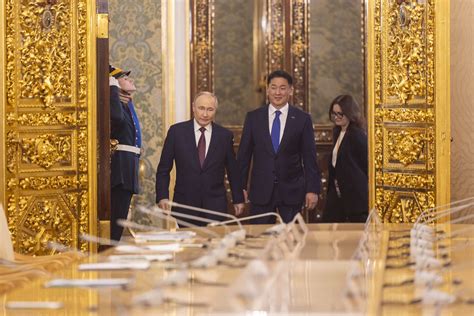 Монгол Улсын Ерөнхийлөгч У Хүрэлсүх ОХУ ын Ерөнхийлөгч В В Путин нар албан ёсны уулзалт хийлээ