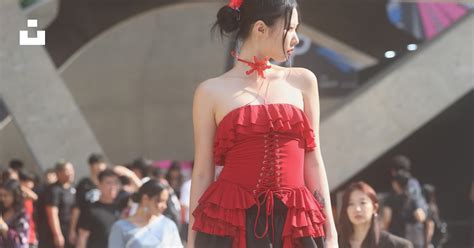 빨간 드레스를 입은 여자가 거리를 걷고 있습니다 사진 Unsplash의 무료 모델 이미지