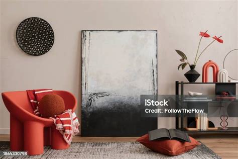 모형 포스터 프레임 빨간 안락의자 검은색 선반 말린 꽃이 든 꽃병 격자 무늬 책 패턴 러그 베이지색 벽 개인 액세서리가 있는 아늑한 거실 인테리어 가정 장식 템플렛 모형에