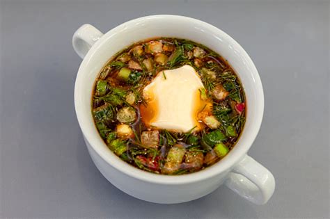 회색 바탕에 Okroshka와 화이트 플레이트입니다 Russiun 전통 음식입니다 차가운 상쾌한 크 바스 수프입니다 여름 시즌 요리입니다 0명에 대한 스톡 사진 및 기타