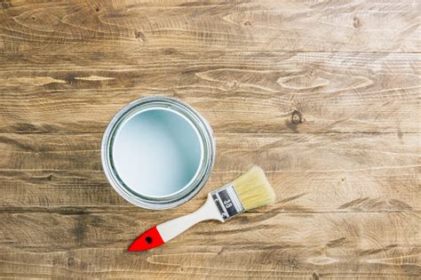 소박한 나무 배경에 브러시와 밝은 파란색 페인트의 오픈 캔 올해의 색상 2020 표백 산호 리노베이션 개념입니다 맨 위 보기 공간을 복사합니다 플랫 레이 2020년에 대한