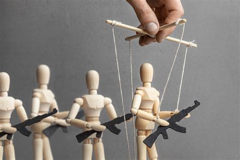 전쟁의 개념입니다 무기 무장된 시위 테러리스트와 사람들입니다 조종 제어 총 인형는 Provoker 무기를 가진 사람들의 군중을 리드 경영자에 대한 스톡 사진 및 기타 이미지