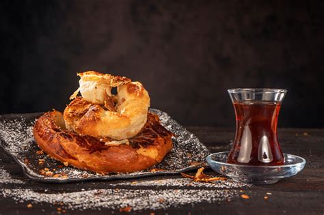 검은 색 배경의 나무 판에 전통 차 유리에 터키어 페이스트리 Acma와 차 차 뜨거운 음료에 대한 스톡 사진 및 기타 이미지 차 뜨거운 음료 아랍문화 탁자 Istock