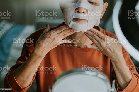 아기 얼굴 마스크와 확고한 방법을 보여주는 팁 항상 내 몸을 돌봐 여자 노인에 대한 스톡 사진 및 기타 이미지 여자 노인