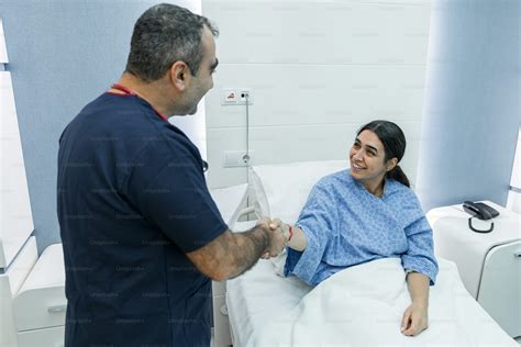 병원 침대에 누워 있는 여자 옆에 서 있는 남자 사진 Unsplash의 건강 이미지