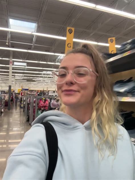 Показываю сиськи в магазине