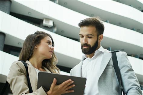 야외에서 태블릿 컴퓨터에서 검색하는 두 명의 비즈니스 사람 2명에 대한 스톡 사진 및 기타 이미지 2명 계획 공유 개념 Istock