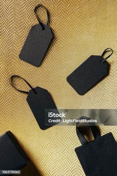 블랙 빈 가격 태그 상자와 쇼핑백 황금 배경에서의 상위 뷰 블랙 금요일 개념 0명에 대한 스톡 사진 및 기타 이미지 0명 가격표 계절 Istock