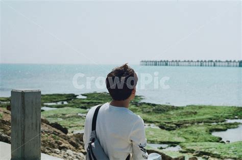 뒷모습 남자인물 바닷가 감성사진 필름사진 사진 이미지 일러스트 캘리그라피 Nkkhkr35작가