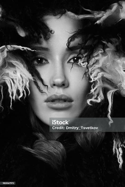 가짜 모피 코트를 입고 아름 다운 갈색 머리 여자의 초상화 갈색 머리에 대한 스톡 사진 및 기타 이미지 갈색 머리 검은색