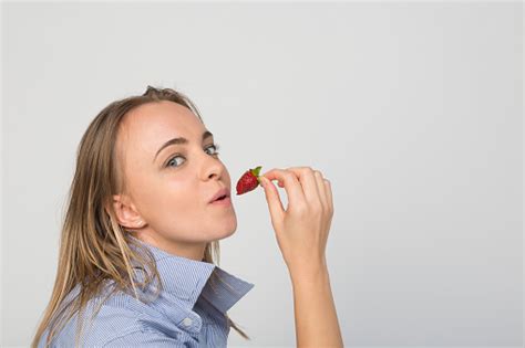 터키 이스탄불에서 스튜디오에 신선한 딸기 과일을 먹고 젊은 우크라이나어 여자 건강한 생활방식에 대한 스톡 사진 및 기타 이미지 건강한 생활방식 건강한 식생활 과일