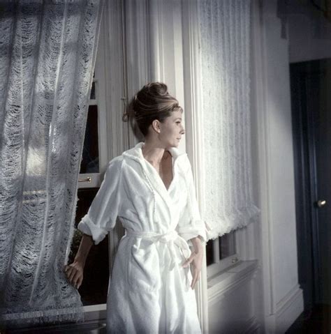 Flashback Audrey Hepburn In Breakfast At Tiffanys Audrey Hepburn Audrey Audrey Hepburn Old