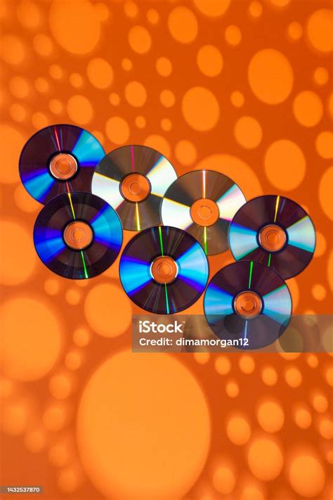 다양한 원형 원형 점선 패턴 또는 마스크를 사용하여 주황색 배경에 배열 된 Cd 디스크 또는 Dvd 디스크 0명에 대한 스톡 사진 및 기타 이미지 Istock