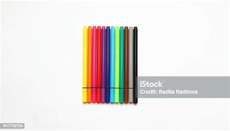 컬러 펜입니다 흰색 배경에 고립 된 색깔 펜으로 더미 컬러 배경 텍스처 펠트 펜 활동입니다 아이 들 학교 재미 시간 학생 들은