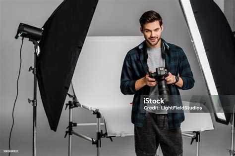 잘생긴 프로 젊은 사진 작가 사진 스튜디오에서 작업 하는 동안 카메라에 웃 고 남자에 대한 스톡 사진 및 기타 이미지 남자 미소 백인종 Istock