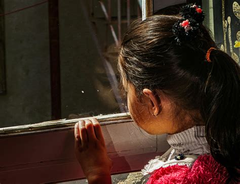 경치가 좋은 고독 고요한 고요함 금발 낮 녹색 셔츠 뒷모습 레저 맑은 하늘 머리 활 반사 부드러운 빛 사색 중인 소녀 수심에 잠긴 순수 스카이