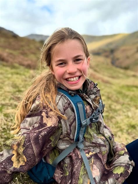 Цял свят гледа новата снимка на принцеса Шарлот направена от майка й невероятна прилика с