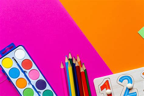 형형색색의 종이에 나무 장난감을 던진다 교육용 장난감 블록 피라미드 연필 숫자 유치원 유치원 또는 탁아소용 장난감 텍스트를 위한 공간을 복사합니다 평면도 유치원 건물에 대한