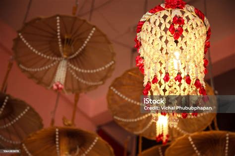 모바일 화 환 천장 매달려 나무 우산 배경 하우스 홈 인테리어 건축 디자인 가구 장식 램프 전통적인 라이트 룸 조명 장식 개념 0명에 대한 스톡 사진 및 기타 이미지