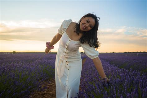 여행 과 휴일 개념에 아름다운 라벤더 꽃 밭에서 평온을 즐기는 흰색 여름 드레스에 젊은 행복하고 매력적인 여자의 야외 로맨틱 초상화 20 24세에 대한 스톡 사진 및 기타