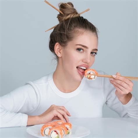 Mulher Sexy Estilo Sushi Japon S Come Rolos De Sushi De Comida Tradicional Japonesa Garota Est