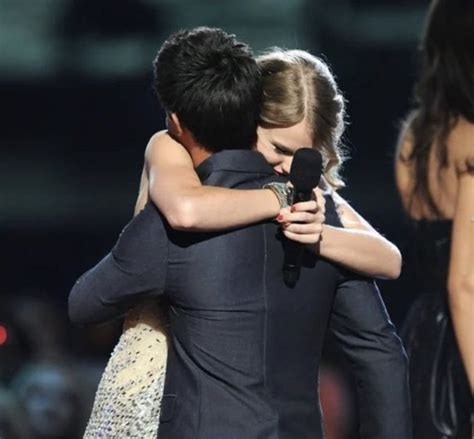 Taylor Swift And Taylor Lautner Kissing In Bed