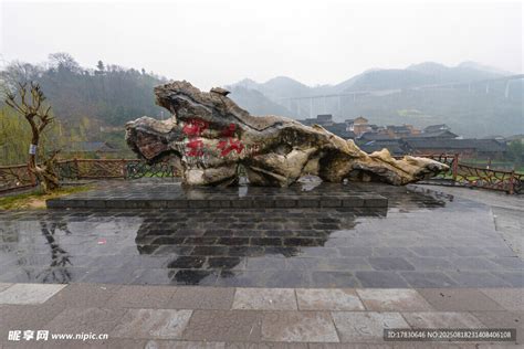 巨大恐龙雕塑于山水间摄影图 国内旅游 旅游摄影 摄影图库 昵图网