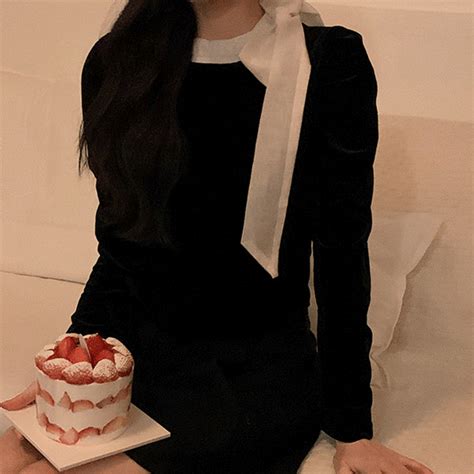 [연말룩 하객룩] 로제 벨벳 리본 타이 블라우스 에이블리