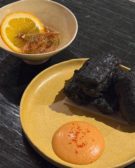 Pps 파운드 로컬의 Best Menu ‘블랙 가지 새우튀김 가지 속에 다진 새우를 채워 식감을 살리고 매콤한 피멘톤 소스와 오렌지 제스트 얇게 썬 고추 파