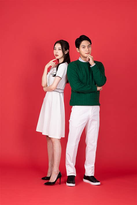 크리스마스 쇼핑이벤트 컨셉 커플이 등을 맞대고 진지한 표정하고 있는 사진 이미지 유토이미지 상세페이지 베이직샵 사진 21865267