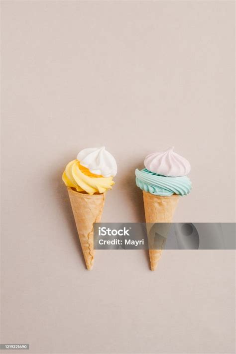 파스텔 배경에 컬러 마시멜로가 있는 작은 바삭바삭한 와플 아이스크림 컵 격리에 대한 스톡 사진 및 기타 이미지 격리 구 구도 Istock