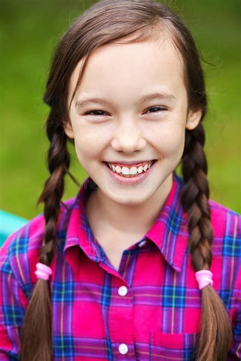 Красивый усмехаясь девочка подросток Стоковое Фото изображение насчитывающей прелестное