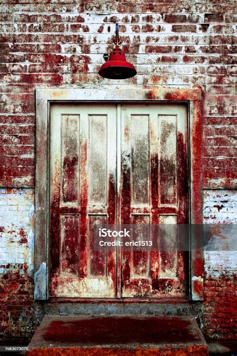 오래된 이끼는 문을 덮고 흰색 페인트 껍질을 벗기고 빨간색으로 덮었습니다 0명에 대한 스톡 사진 및 기타 이미지 0명 갈색 건축 Istock