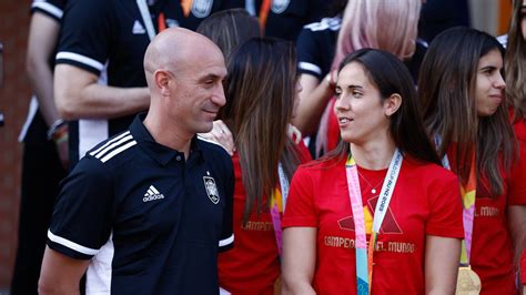 Разглеждат целувката като сексуално посегателство прокуратурата се заема с шефа на испанския