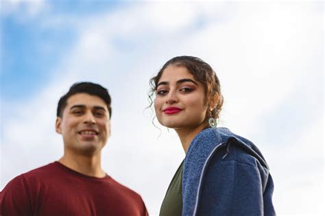 히스패닉 남성과 여성 형제 건강 및 피트니스 산책 야외 에서 함께 미국 서부 아프리카라틴어 라이프 스타일 사진 시리즈에서 멕시코 미국 젊은 성인과 함께 양질의 시간을 보내고