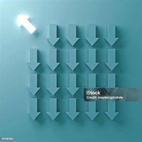 생각 녹색 파스텔 컬러 배경 개성 및 다른 창조적인 아이디어 개념에에서 밝은 면을 화살표 방향으로 내려가 한 빛 화살표 개념에 대한 스톡 사진 및 기타 이미지 Istock