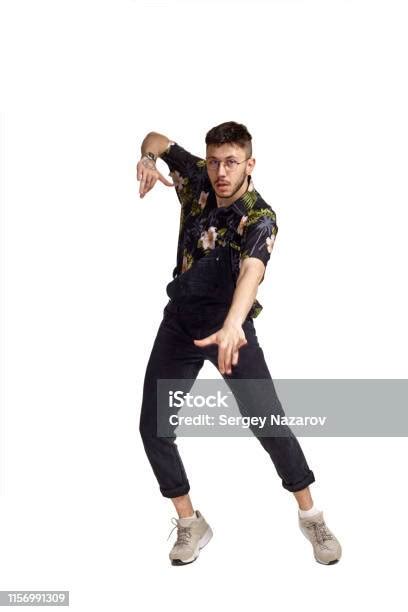 흰색 배경에 고립 된 스튜디오에서 춤추는 재미있는 남자의 전체 길이 초상화 T 셔츠에 대한 스톡 사진 및 기타 이미지 T 셔츠 갈색 머리 검은색 Istock