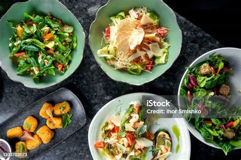 어두운 대리석 배경에 레스토랑을 제공하는 맛있는 샐러드 세트 레스토랑 음식 위에서 보기 0명에 대한 스톡 사진 및 기타 이미지 0명 가을 감 Istock
