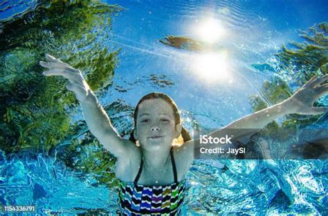 수영장에서 수영 하는 아이 행복 한 활동적인 십 대 소녀 다이빙 및 수 중에서 재미 아이 피트 니스 및 리조트 가족 휴가에 스포츠 가족에 대한 스톡 사진 및 기타 이미지