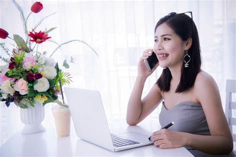 스마트 여자의 스마트 휴대 전화를 사용 하 여 노트북에서 작업 작업 미소 및 웃음 시간 작업에 행복 한 시간 Workingwomen 얻을 작품에 대 한 생각 개체 그룹에