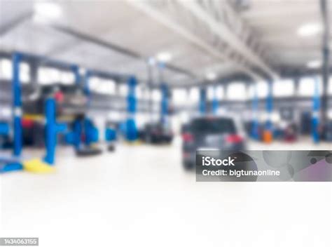 자동차 수리 주유소 차고 흐림 배경 수리 스테이션 보케 빛에 차가있는 자동차 서비스 센터 초점이 흐려진 배경 자동차 수리 공장에 대한 스톡 사진 및 기타 이미지 Istock