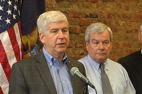 michigan governor touts flint pipe switch but mayor pans it nbc news