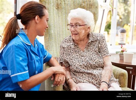 Krankenschwester Die Im Altersheim Arbeitet Fotos Und Bildmaterial