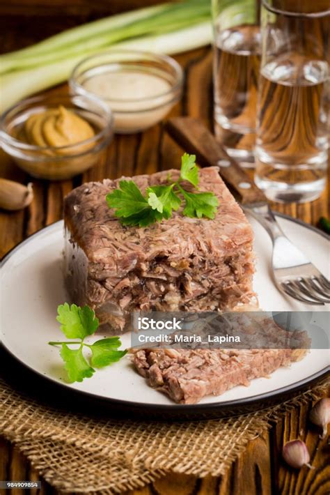 고기 쇠고기 고기 전통적인 러시아 접시 접시 겨자 및와 사비 부분 젤리 건강한 식생활에 대한 스톡 사진 및 기타 이미지