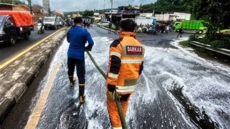အင်ဒိုနီးရှားတွင် ဓာတုပစ္စည်းများ သယ်ဆောင်လာသည့် ယာဉ်တစ်စီး ယိုစိမ့်မ