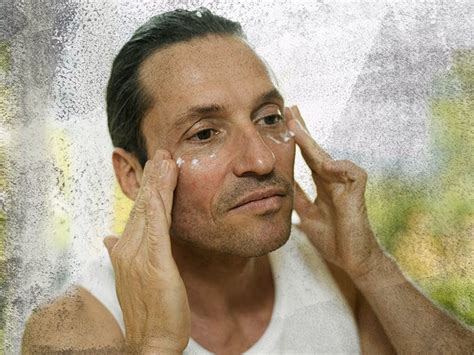 What Are Retinoids And What Do They Treat